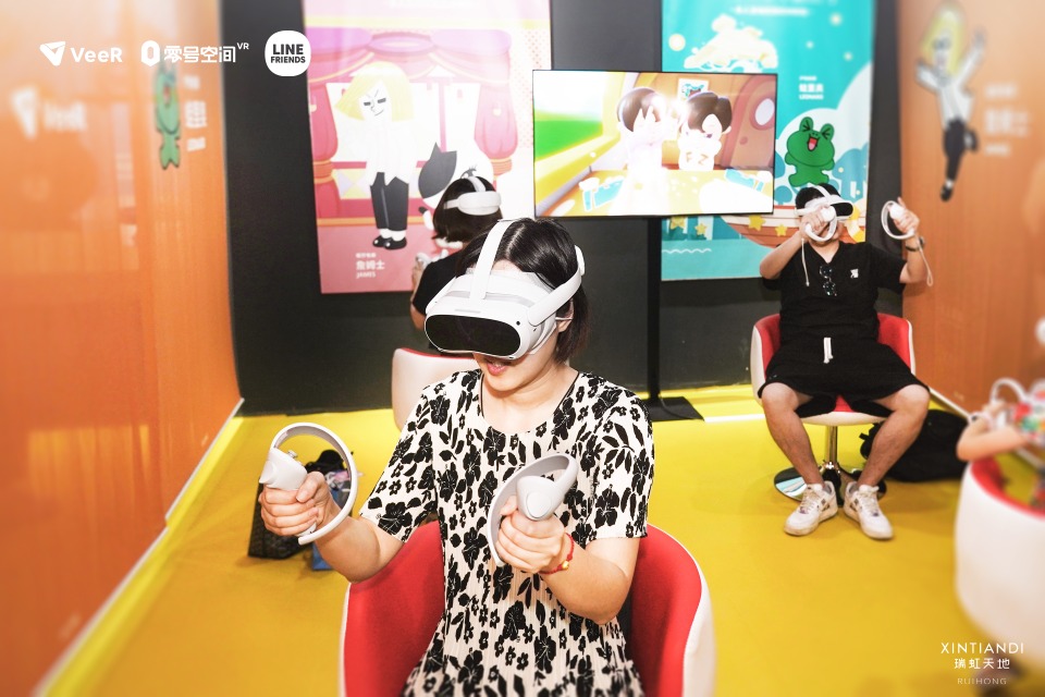 VeeR携手LINE FRIENDS打造沉浸式VR互动体验作品《布朗熊的惊喜派对》，7月15日全国正式上映_VR陀螺